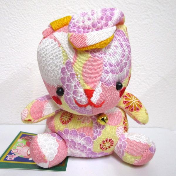 〓MACLEVERY　和柄ちりめんうさぎ ぬいぐるみ（大） 黄色・菊柄伝統的な和柄ちりめん生地を使用した、愛らしいうさぎさんのぬいぐるみです。ボールチェーン付き。※商品ごとに耳のお色や折れ方・柄・模様や色合いに個体差がございます。　また、ご...