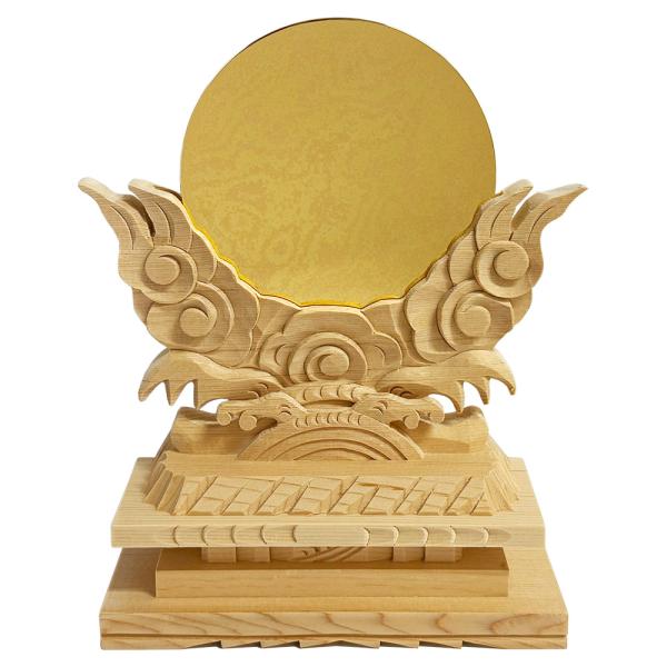 神棚の中央に飾る神鏡です。木曾桧を使用した高級神鏡です。●寸法　鏡の直径：約９cm、台幅：13cm、総幅：14.5cm●材質　木曾桧※鏡は本金メッキ仕上げです。限定希少品です。