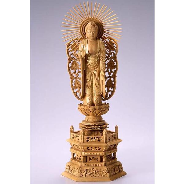 浄土真宗本願寺派で用いる仏像（ご本尊）です。薄茶色味がかった色合いと独特の香りのする樟製六角台の阿弥陀如来（4.0寸）です。●寸法　総丈: 295mm、台幅: 117mm、奥行: 84mm●材質　樟（クス/クスノキ）、金泥付き●宗派　浄土真...