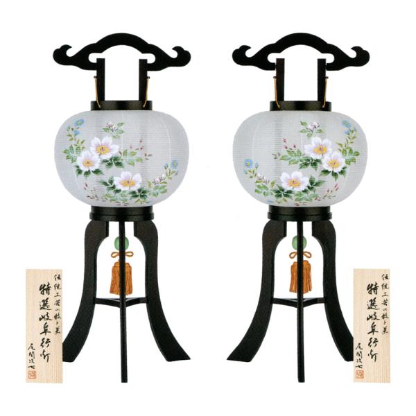 ご先祖のお迎えにお供えする一対の大内行灯です。本体は天然木で、絹張り火袋の置き提灯です。ホゾ部は樹脂製のため、組立がスムーズで簡単です。火袋の絵柄は手描きです。（株）オゼキの商品です。●寸法　高さ: 71cm、火袋直径: 30cm●材質　本...