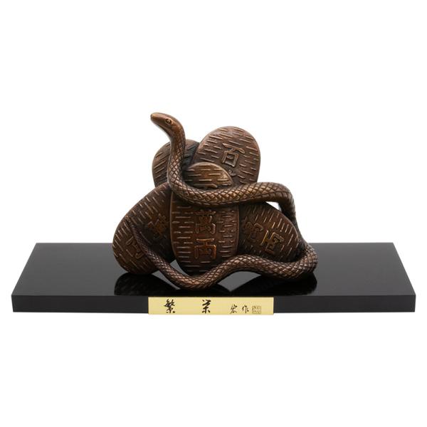 令和七年（2025年）の干支の巳/みの置物です。《村田宏作》巳（蛇）は古来より脱皮を繰り返すことから「再生」「成長」「変化」の象徴とされ、巳年は新たな段階に進むための準備や成長を促す年とされています。特に白蛇は神の使いと信仰され豊穣や繁栄を...