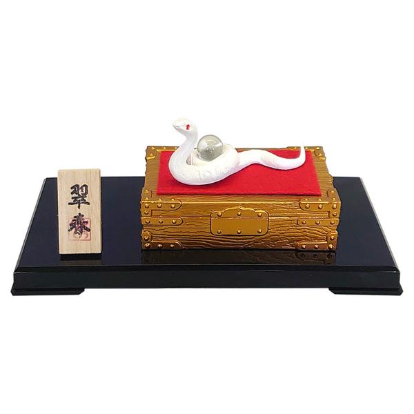 令和七年（2025年）の干支の巳/みの置物です。《秀月作》巳（蛇）は古来より脱皮を繰り返すことから「再生」「成長」「変化」の象徴とされ、巳年は新たな段階に進むための準備や成長を促す年とされています。特に白蛇は神の使いと信仰され豊穣や繁栄を、...