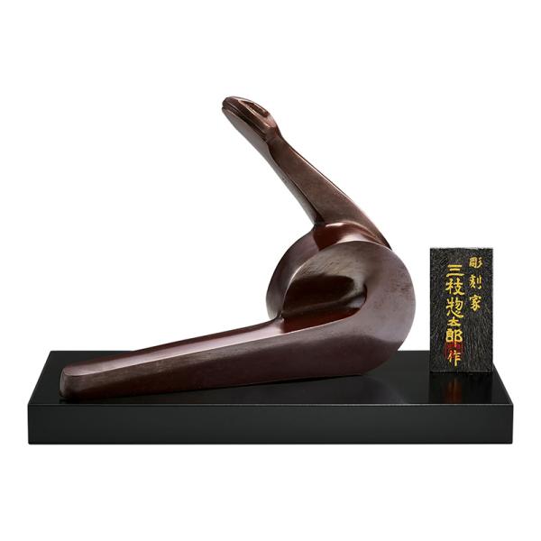 令和七年（2025年）の干支の巳/みの置物です。《三枝惣太郎作》巳（蛇）は古来より脱皮を繰り返すことから「再生」「成長」「変化」の象徴とされ、巳年は新たな段階に進むための準備や成長を促す年とされています。特に白蛇は神の使いと信仰され豊穣や繁...