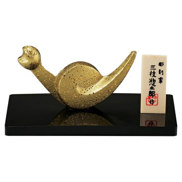 令和七年（2025年）の干支の巳/みの置物です。《三枝惣太郎作》巳（蛇）は古来より脱皮を繰り返すことから「再生」「成長」「変化」の象徴とされ、巳年は新たな段階に進むための準備や成長を促す年とされています。特に白蛇は神の使いと信仰され豊穣や繁...