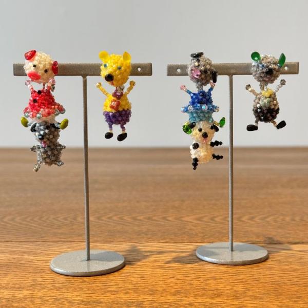 アルベロベロ /オレボレブラ2025 SPRING COLLECTION(春物コレクション）モチーフの体がユラユラ揺れて可愛いイヤリング。片方はモチーフが連なっているところに注目です！存在感抜群のビーズモチーフアクセサリー。色々なシーンで付...