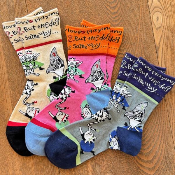 アルベロベロ /オレボレブラ2026 SPRING COLLECTION(春物コレクション）Ms.ノーティシリーズのソックス。ぶたのMs.ノーティと愛犬のユニークな関係の柄となっています。カラフルで可愛い柄のソックスで春の足元を演出してみて...