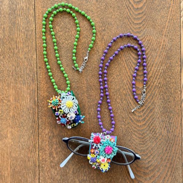 アルベロベロ /オレボレブラ2026 SPRING COLLECTION(春物コレクション）お持ちのメガネをはさんで、マグネットで留めるだけで使えるネックレス式メガネホルダー。ぶたさんやフラワーのビーズモチーフが目を引く1点となっています。...