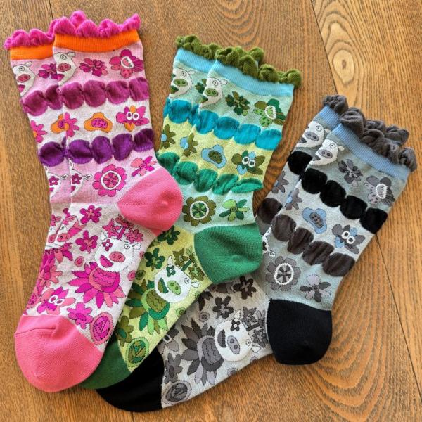 アルベロベロ /オレボレブラ2026 SPRING COLLECTION(春物コレクション）春らしいカラーのソックス。ぶたさん＆フラワーの柄となっていて、春の足元のアクセントになってくれますよ！パンツやスカートの裾からチラッと見せて、楽しん...