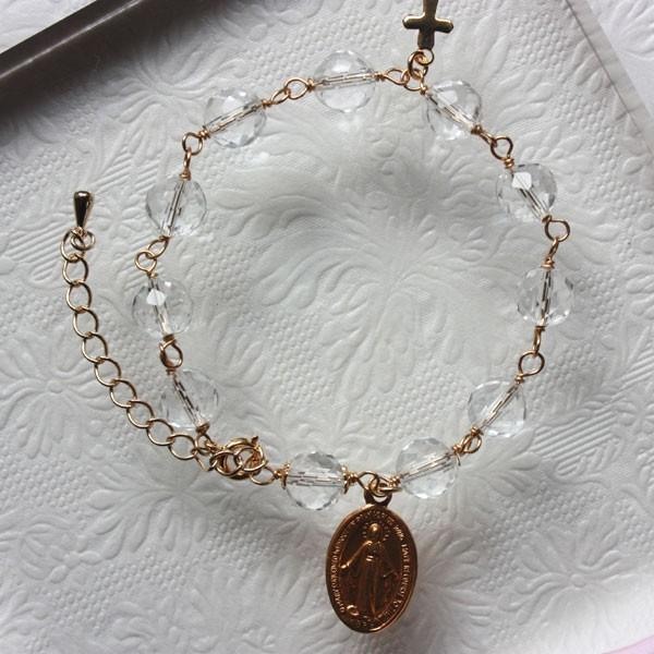 水晶（合成石）64面カット使用。金色の不思議のメダイとクロスチャームはイタリア製長さ：約１７センチアジャスター付き