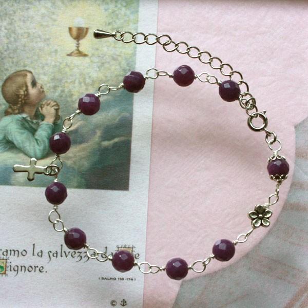 半貴石ホワイトジェイド（パープル染め）使用。（染め加工が施されておりますので、汗や濡れなどにより色落ちする場合がございます）銀色小花とミニクロス長さ：約17cm アジャスター付き