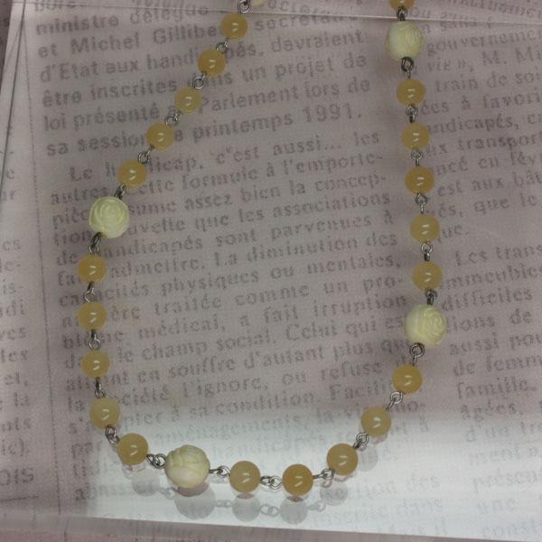 半貴石ハニーストーン使用金具は銀古美カラー白バラのパーツ全長：約38cm〜43cm アジャスター付き