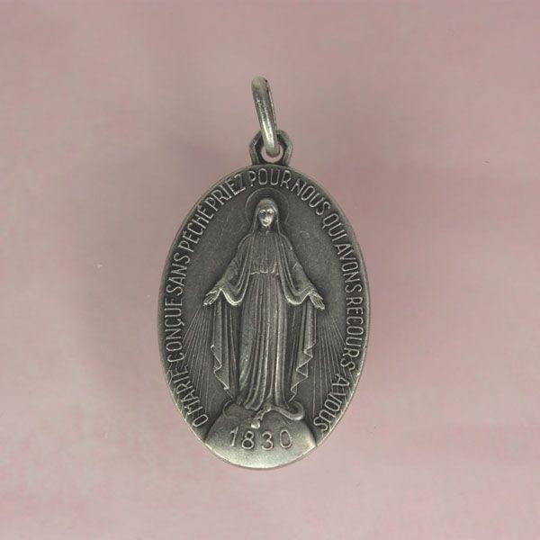 「このメダイを身に付けた人に多くの恵みが与えられた」ので不思議のメダイと呼ばれるのです。パリ「不思議のメダイ教会」で直接買い付けました。銀古美カラー縦：3.5cm横：2.3cmパリで手に入る「不思議のメダイ」の中でも人気のある大きめなメダイ...