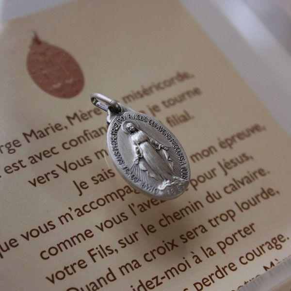 「このメダイを身に付けた人に多くの恵みが与えられた」ので不思議のメダイと呼ばれるのです。パリ「不思議のメダイ教会」で直接買い付けました。縦：2.5cm横：1.5cmパリで手に入る「不思議のメダイ」の中でも極めて美しい商品です！こちらの商品は...