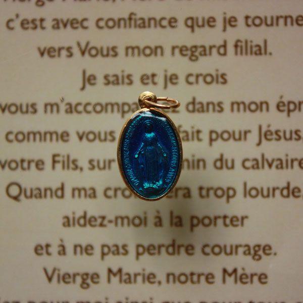パリ「不思議のメダイ教会」で直接買い付けました。金色のメダイに美しいブルー（マリアさまの色）縦：1.8cm(バチカン部分は含みません)横：1.3cmこちらの商品はメダイ本体のみのお取引ですが、シンプルなサービスチェーン(40cm〜45cm金...