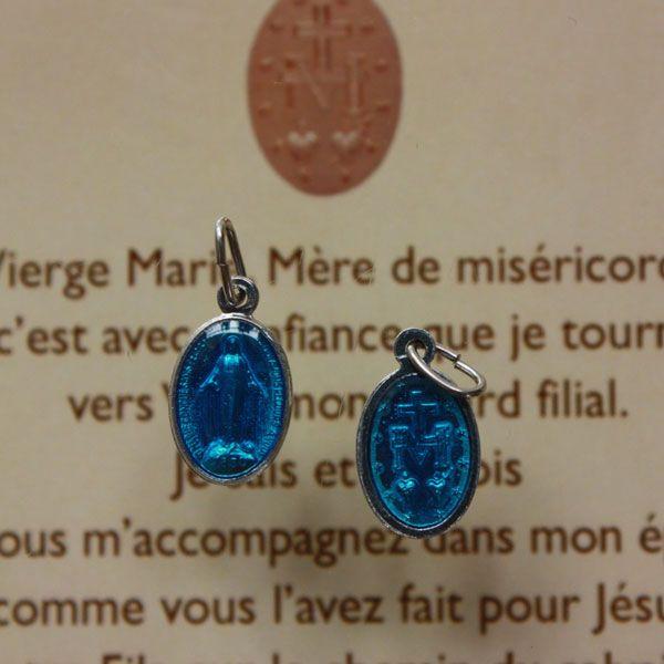 「このメダイを身に付けた人に多くの恵みが与えられた」ので不思議のメダイと呼ばれるのです。パリ「不思議のメダイ教会」で直接買い付けました。銀色のメダイに美しいブルー（マリアさまの色）縦：1.5cm横：1cmこちらの商品はメダイ本体のみのお取引...