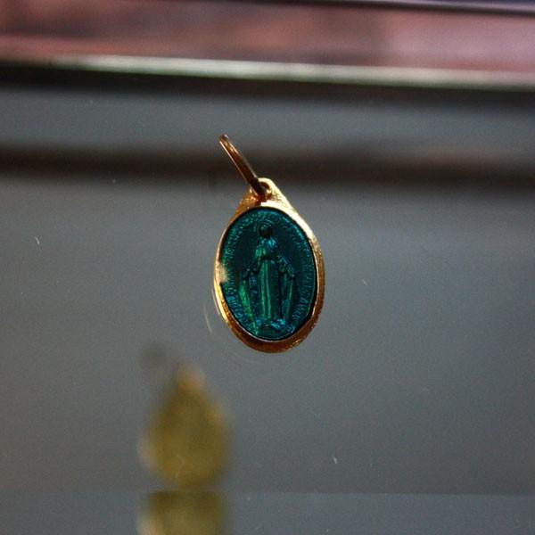 「不思議のメダイ」です。縦：約1.5cm横：約1.0cmフランスの聖地ルルドから届いた可愛らしいサイズの美しいメダイ。裏面にFRANCEの刻印こちらの商品はメダイ本体のみのお取引ですが、シンプルなサービスチェーン(40cm〜45cm金色)を...