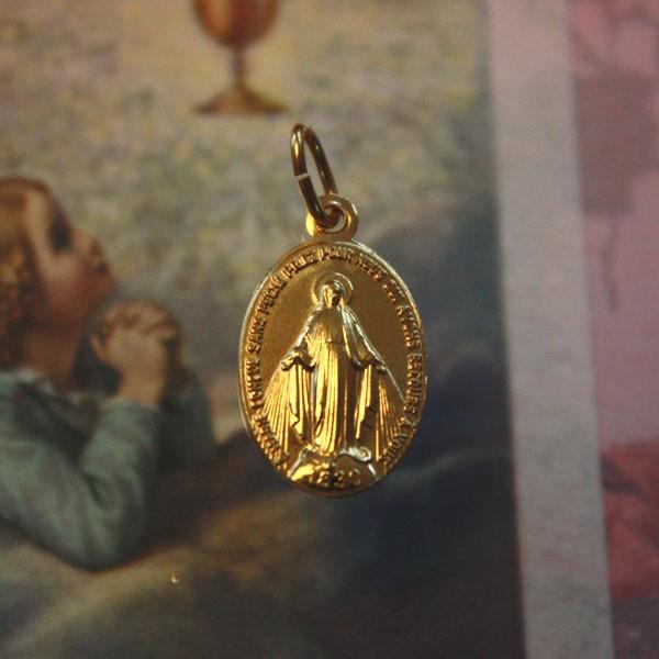 パリ「不思議のメダイ教会」で直接買い付けました。金色のメダイ縦：約1.8cm(バチカン部分は含みません)横：約1.2cmこちらの商品はメダイ本体のみのお取引ですが、シンプルなサービスチェーン(40cm〜45cm金色)を付けてお届けいたします。