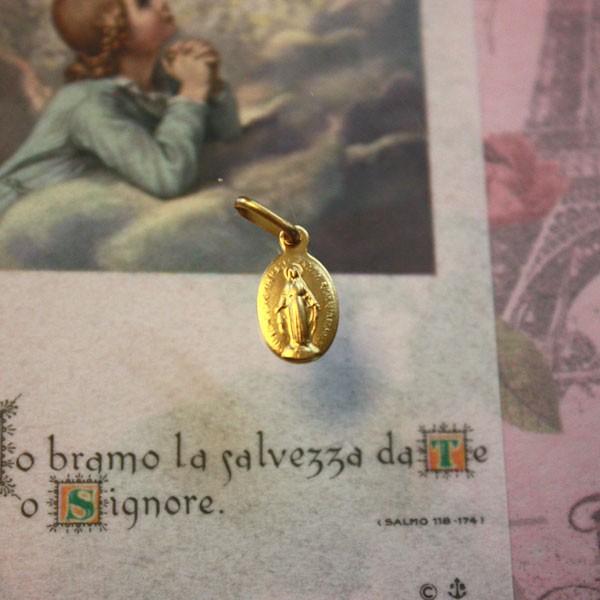 パリ「不思議のメダイ教会」で直接買い付けました。金色のメダイ縦：約1.2cm(バチカン部分は含みません)横：約0.8cmこちらの商品はメダイ本体のみのお取引ですが、シンプルなサービスチェーン(40cm〜45cm金色)を付けてお届けいたします。