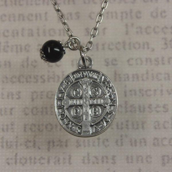 「聖ベネディクトの十字架(悪魔祓いのお守り)」のメダイ：約1.7cm×1.7cmと十字架:約1cm×2cmはイタリア製チェーン：約48cm天然石：オニキス6mm（あらゆるネガティブなエネルギーを吸収してくれ、邪悪なパワーからあなたを守ってく...