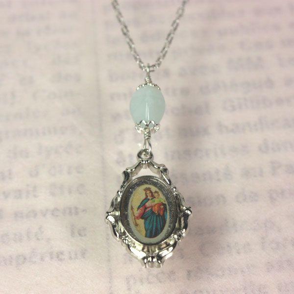 「扶助者聖母」のメダイ：イタリア製、約1.5cm×2.5cmチェーン：銀色。シンプルですがデザインでキラキラしています。約37〜約42cm(アジャスター付き)天然石パワーストーン：アクアマリン10mm×8mmのペンタゴンアクアマリンは古くか...