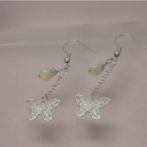 透かし模様の蝶々モチーフにマザーオブパールを添えました。　程よい甘さがあなたの優しさを惹きたててくれそう。長さ：約４cmオリジナルネックレス：ブリジットシリーbrigA-005とお揃いテイスト♪