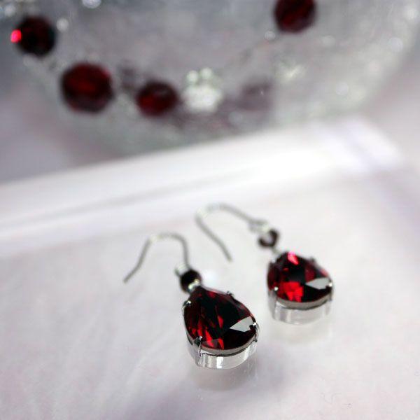 スワロフスキー#4320 シャム 雫型、台座付き。約1cm x 1.5cm　スワロフスキー ソロバン型4mm金具カラー：銀色美しいきらめきが貴女の美しさを惹きたててくれそう。