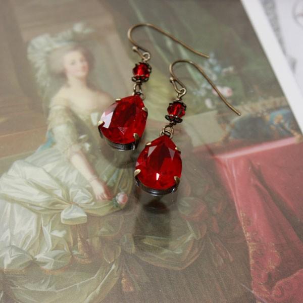 スワロフスキー#4320 シャム 雫型、台座付き。約1cm x 1.5cm　スワロフスキー ソロバン型4mm金具カラー：金古美美しいきらめきが貴女の美しさを惹きたててくれそう。