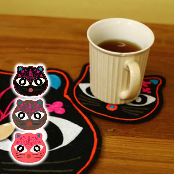 手作業ならではの不揃い感とカラフルなねこ刺繍がかわいいフェルトのコースター。キッチンアイテムとしてだけでなく、花瓶の下に敷いたり、小物をディスプレイしたり、インテリアアイテムとしてもおすすめです。キーワード : フェルトコースター 刺繍 カ...