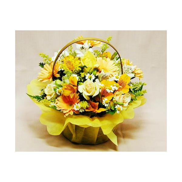 あすつく/バースデー/アレンジ/ギフト/プレゼント/女性/記念日/祝い/御礼/お見舞い/メッセージカード活動的で、明るいイエローアレンジです。風水では金運UPの黄色！イエロー系のお花で明度や彩度のトーンを少しずつ上げて アレンジしていますの...