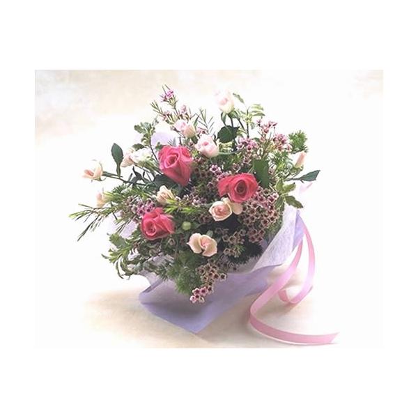 濃いピンクの大輪のばらと淡いピンクのミニバラの優しいトーンの花束です。ピンクの小花が空間を程よくあしらっています。パートナーのお好みの色合いでしょう！ご両親に差し上げてもきっとよろこばれますね。