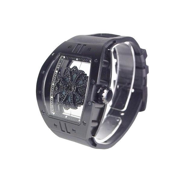 クールなベゼルとゴージャスな文字盤の組み合わせ＜ビッグ レクタングル スケルトン クロス＞です。ベゼルの形状は、丸みのあるレクタングル（長方形）、文字盤はスケルトン仕様です。ベゼルのフェイスは平面ではなく中央部分を頂点としてラグからベルトに...