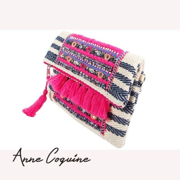アンコキーヌ・セレクト、LA発のネイティブ調ハンドメイド刺繍バッグです。暑い日でもさわやかに活躍します。本体にはストライプ柄の刺繍、装飾にビーズとフリンジ。インパクトの相乗効果でインパクトを高めています。バッグは2つ折と伸ばした状態の両方で...