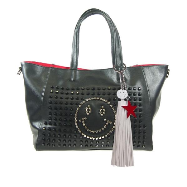 人気のスタッズバッグの新シリーズは、見るたびに笑顔になるスマイルモチーフバージョン。スタッズで描かれたスマイルはオトナの遊び心が満載です。バッグを盛り上げる付属のタッセルチャーム。ここにもスマイルモチーフ、そしてスターのモチーフがキラリ。Ｌ...