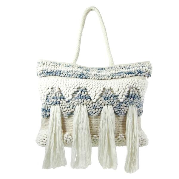 海・太陽・自然からインスピレーションを受けたようなＢＡＧたち。自分のスタイルを楽しむ人達へ藤島彩子が送る、AnneCoquine　L.A.セレクトシリーズです。ネイティブ柄が特徴的でフリンジがポイントのトートバッグ。コーディネートのアクセン...