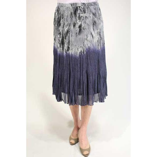 【発売日：2025年02月07日】76001/ポリエステルチュールネットに刷毛で描いた様な葉／リーフ柄プリント、裾の方はネイビーのダイヤゴナル柄にグラデーションで替わるパネルプリント、全体にクラッシュプリーツ加工を施した、膝下ミモレ丈スカー...