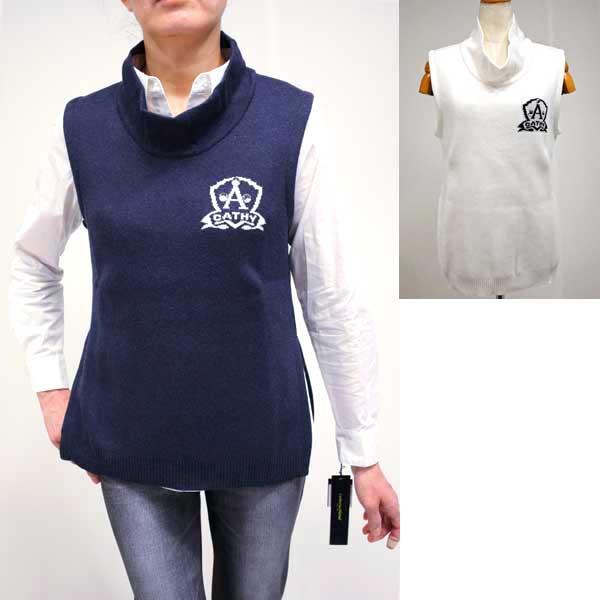 【発売日：2026年02月13日】16E-085ch/綿・レーヨン・絹／シルクのハイゲージニット、オフスタンドカラーのプルオーバーニットベストです。左胸にはキャサリンハーネルのブランドロゴ／ＣＡＴＨＹの英文字と、エンブレムのインターシャが入...