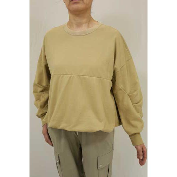 【発売日：2025年02月07日】247-81046/綿100％インレー／ミニ裏毛素材の丸首カットソー、バスト下で横切替を入れてポリエステルチュールネットの裏地を接ぎ合わせ、裾を裏側に折り込んで裏地で吊った、軽いＡラインシルエット、バックロ...