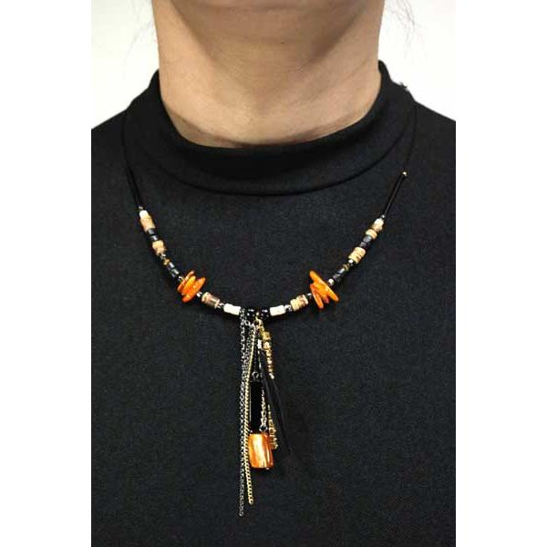 【発売日：2025年07月30日】510012/合成樹脂のワイヤーにウッドビーズ・シェル・グラスビーズ・羽根などのパーツを通したネックレス。フォークロアっぽいナチュラルなパーツがボヘミアン調のネックレスです。繊細で軽量、ブラウスやカットソー...