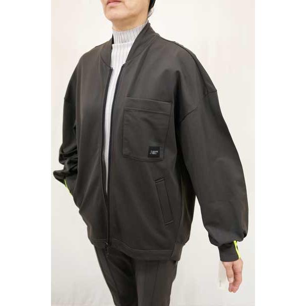 【発売日：2025年10月14日】894107/ポリストレッチハイテンション裏起毛素材、小さなショールカラーを付けたMA-1タイプのジップアップブルゾン、袖口・裾周りも共地を裏使いした２重の起毛素材で切り替えた、コクーンシルエットのバックロ...