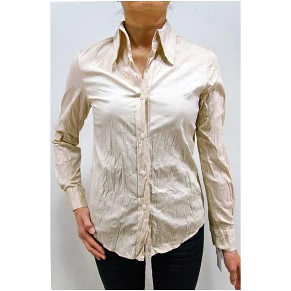 【発売日：2026年02月06日】A18102/綿・ポリエステルクラッシュプリーツ素材、第１・第２ボタンが無いオープンカラーのシャツブラウスです。台襟が高く、襟幅が広めですので、ジャケットから襟を出した時もきれいに決まります。ウエストも程良...