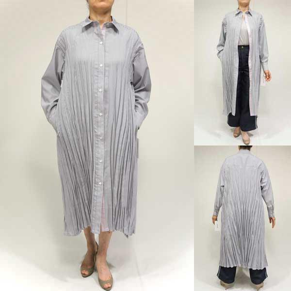 【発売日：2023年08月02日】K8009/ポリエステルスマートテックのストライプ素材、身頃にランダムプリーツ加工を施した、ロング丈のビッグシルエットシャツワンピースです。台衿と前立て裏には無地のポリストレッチ素材を貼って、補強とチラ見せ...