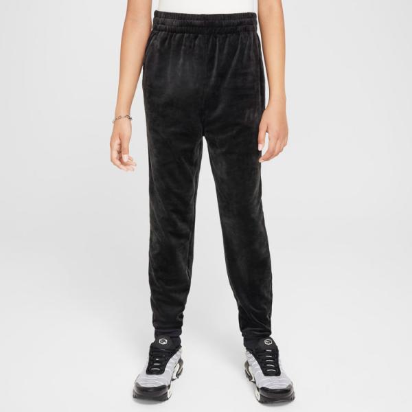 つや消し仕上げを施した贅沢で柔らかいジャージーニット素材が、上質なスタイルと快適な着用感を実現。 2000年代のトレンドをイメージしたジョガーは、スリムな脚部のデザインとオーダーメイドのようなスタイルで、お気に入りのスニーカーを引き立てます...