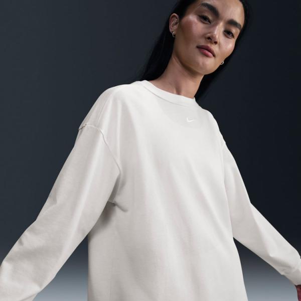 ドロップショルダーのデザインで、厚手のコットン素材を使用した、ゆったりとしたTシャツ。新しい定番になるかもしれません。商品の詳細コットン100％刺繍のスウッシュロゴ洗濯機洗い可能【メーカー取り寄せ商品】こちらの商品はメーカー手配の為、完売の...