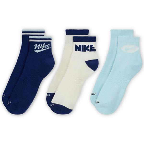 速乾テクノロジーと通気性に優れた素材を組み合わせた、ナイキ エブリデイ プラス ソックス。足をさらりと涼しい状態にキープします。 土踏まずのリブ仕様バンドが足中央部を包み込み、優れたサポート性を発揮。【メーカー取り寄せ商品】 こちらの商品は...