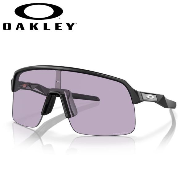 Oakley Sutro Lite OO9463A-2339Sutro（スートロ）ファミリーの人気のデザインに、視界がさらに広くなったセミリムレスタイプが加わりました。アーバンサイクリストの日常をイメージし、深く巻き込むようなシールドが、主...