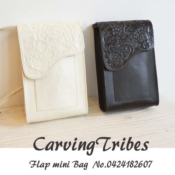 ・ブランドCarvingTribes・カラー52/エクリュ　22/ダークブラウン・特徴 ショらダーつきのミニバッグ。スマートフォンや鍵、リップなどの小物を入れられます。・素材 牛革　・サイズ(cm) F:幅12cm　高さ19.5cm　マチ5cm