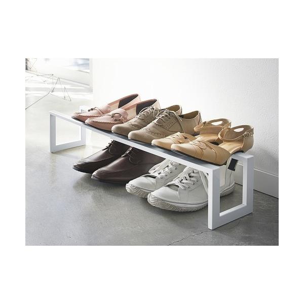 玄関の下駄箱の下に収納できるシューズラックのご紹介です。■下駄箱からあふれた靴を下駄箱下にまとめて一括収納。■男性のシューズを約6足、ヒールなら8足収納可能。■伸縮自在で下駄箱下にぴったり設置できます。■ヒールはかかと部分を引っ掛けて収納。...