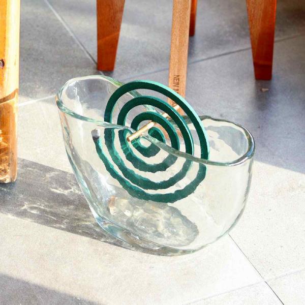 表面の凸凹が特徴的なハンドメイドの蚊取り線香ホルダーのご紹介です。・ハンドメイドの1点1点異なる表情が温もりを感じるアイテムです。・シンプルながら凸凹が個性的なデザイン。・ガラスが光をキラキラと反射させ空間を演出してくれます。・光がよく入る...