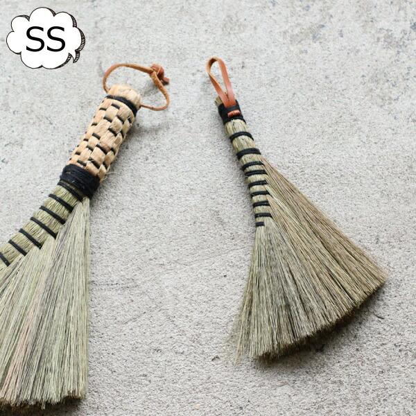 品番タイガーグラス ほうき　SSサイズ92430003サイズ約w100×h220mm重さ約30g素材タイガーグラス、レザー原産国ベトナムブランドCreer　クレエご注意※１つの価格です※天然素材を使用した手編みのため、色味やサイズなど仕上が...