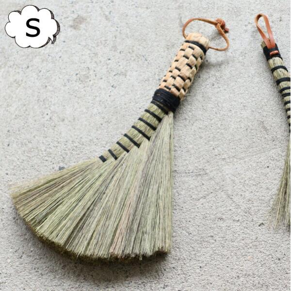 品番タイガーグラス ほうき　Sサイズ92430004サイズ約w190×h290mm重さ約120g素材タイガーグラス、ユーカリウッド、ウォーターヒヤシンス、レザー原産国ベトナムブランドCreer　クレエご注意※１つの価格です※天然素材を使用し...